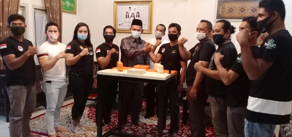 Dukung Olah Raga, Wabup Fauzi Serahkan Bantuan Meja Panco - PELITA ...