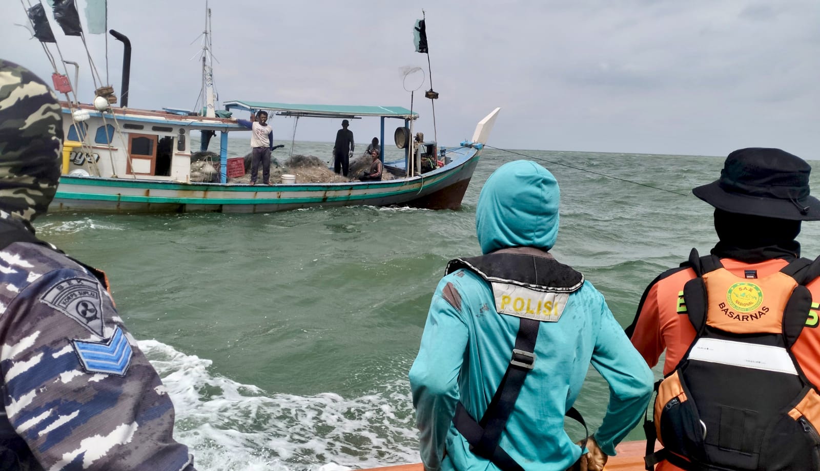 Nelayan Jatuh dari KM Doa Ibu di Perairan Kuala Penet - PELITA NUSANTARA